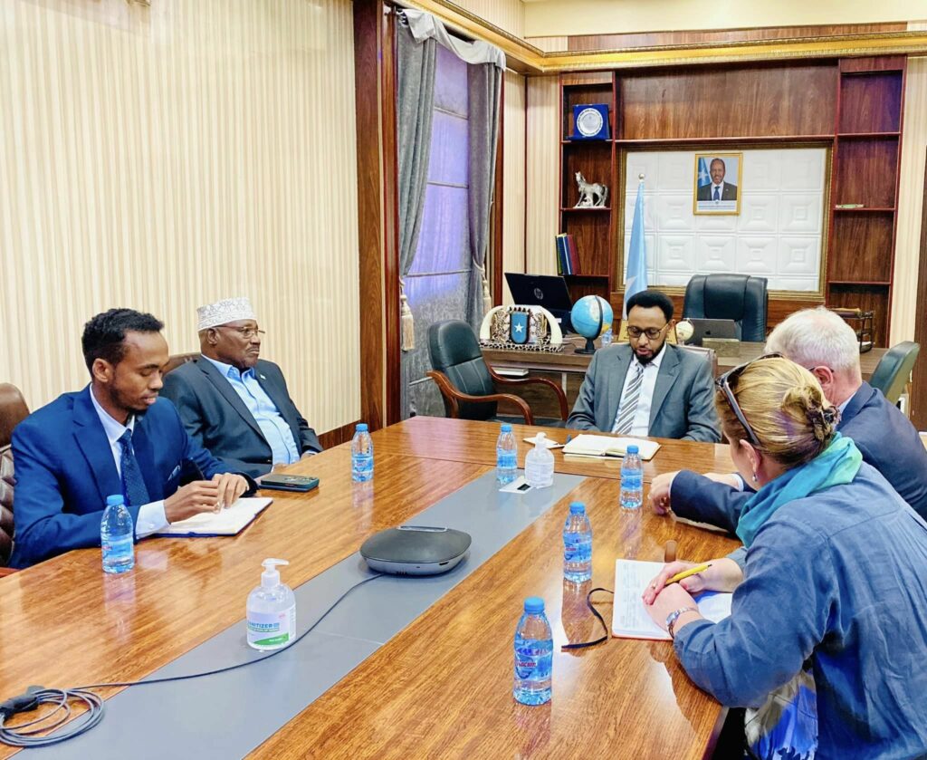 Dowladda Soomaaliya iyo Hey’adda IOM oo Ka Wadahadlay Arrimaha Abaaraha ...